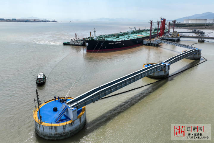 舟山：台风过后 巨轮到港