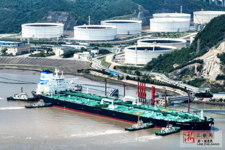 舟山：台风过后 巨轮到港